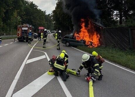 Bei Unfall auf der B27 am Tübinger Sudhaus mit zwei Verletzten fängt Auto Feuer - Blaulicht-News ...