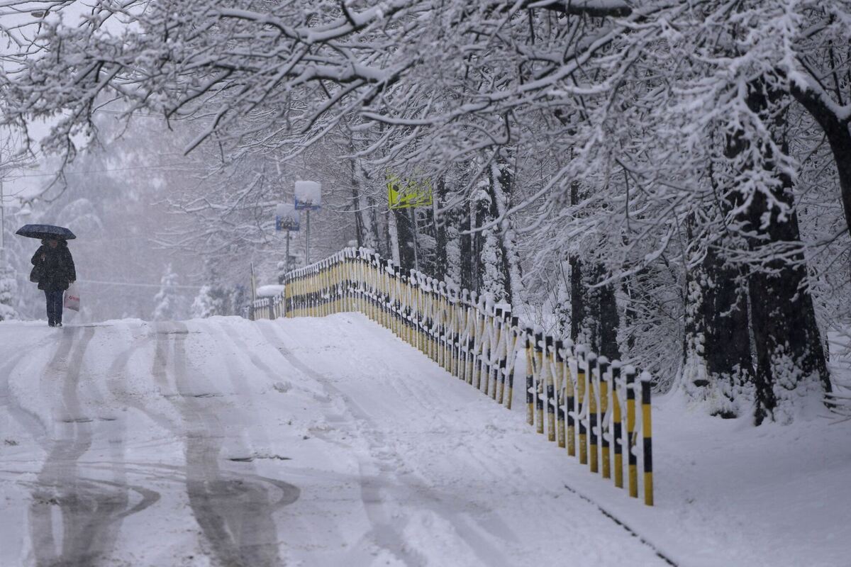 Glätte-Unfälle in der Region: Auto überschlägt sich bei Trochtelfingen ...