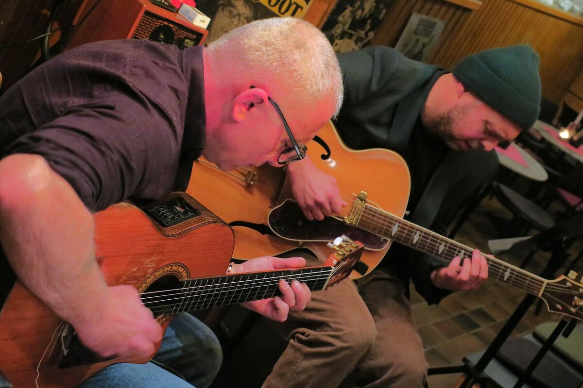 Gitarrenmagie: Christoph Neuhaus und Fabio Roveri in Reutlinger „Mitte ...